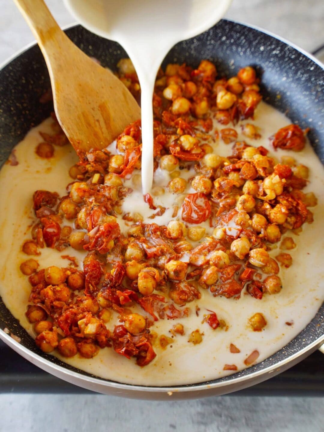 Creamy Harissa Chickpeas - Elavegan